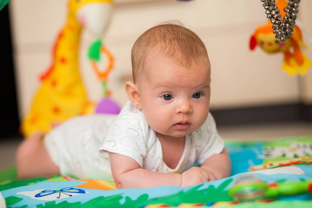 Cuándo empiezan a coger cosas los bebés - LetsFamily