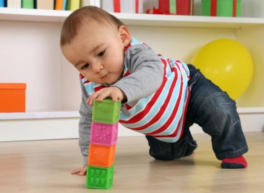 ¿Cómo aprende el bebé a coger objetos? » LetsFamily