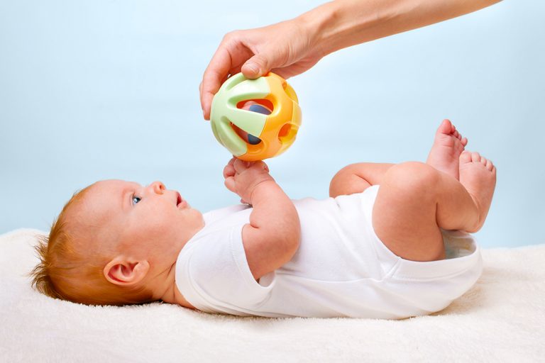 Cuándo empiezan a coger cosas los bebés - LetsFamily